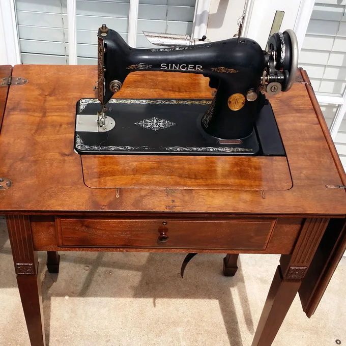 Vintage 1926 Singer Class 66 Sewing Machine and No. 40 Cabinet - $125 ...