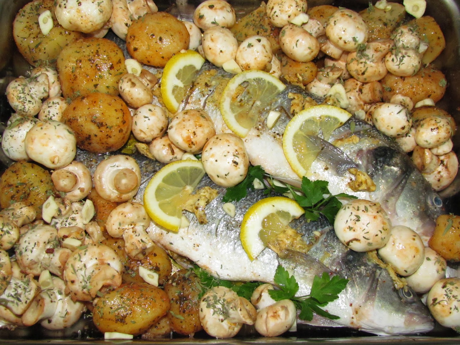 Top Cuisine avec Lavi: Lavrac la cuptor cu cartofi noi si ciuperci ...