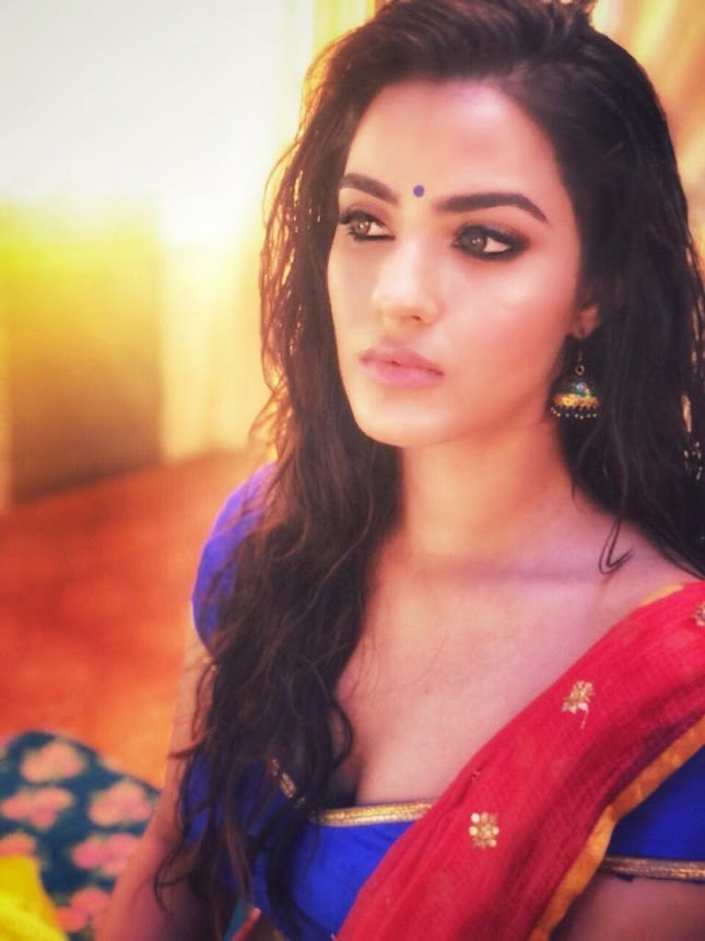 Kavya Thapar stills at Kohinoor ad set - South Indian Actress