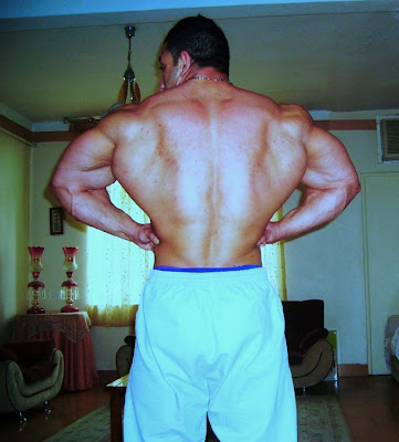 Muscle Lover: Iranian bodybuilding champion Isaac Ghavidel