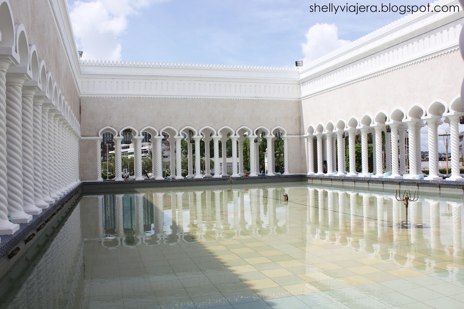 When in Brunei: Sultan Omar Ali Saifuddien Mosque - Shelly Viajera Travel
