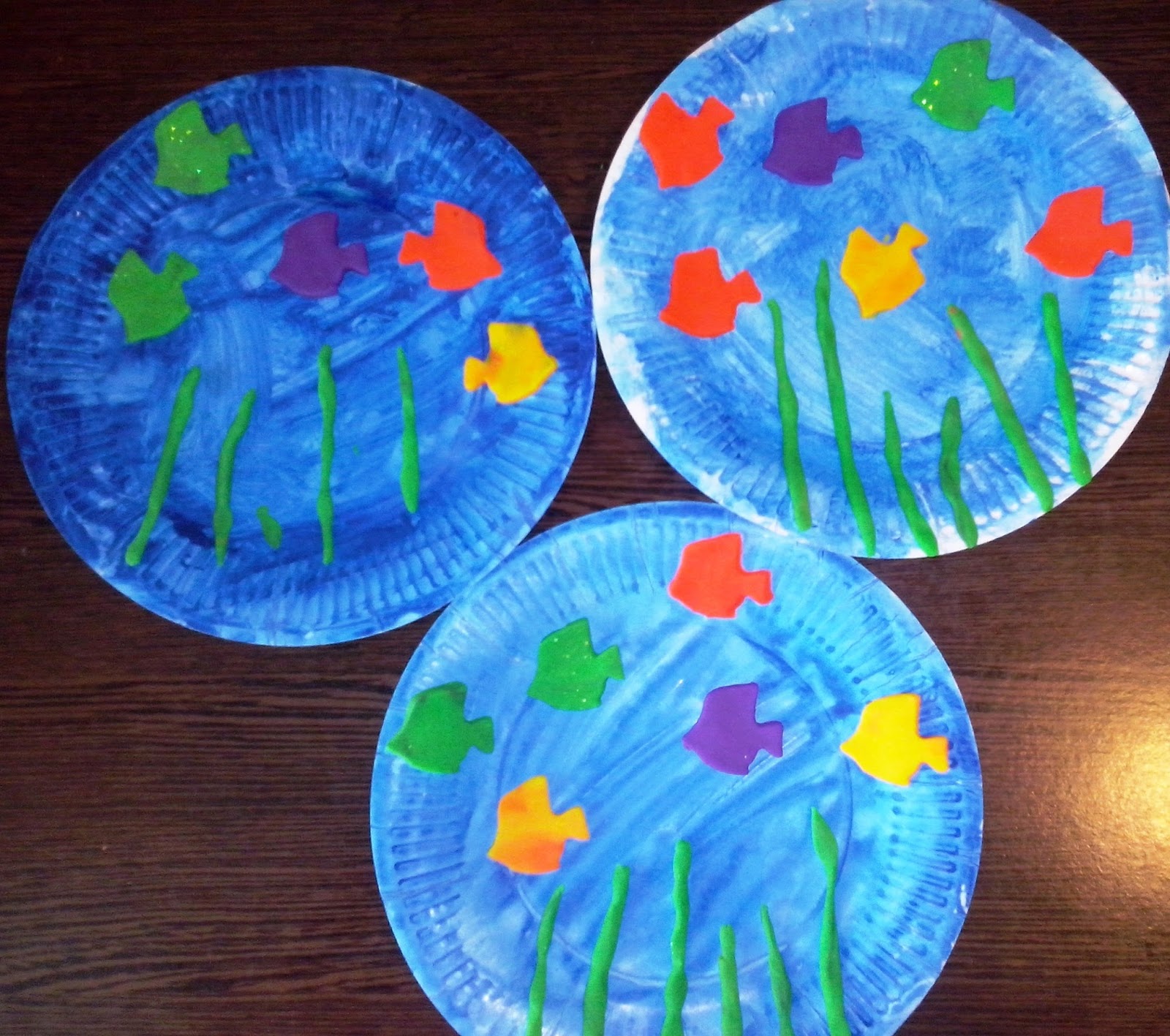 COPILĂRIE, JOACĂ ŞI BUCURIE: Acvariu cu pesti din plastilina