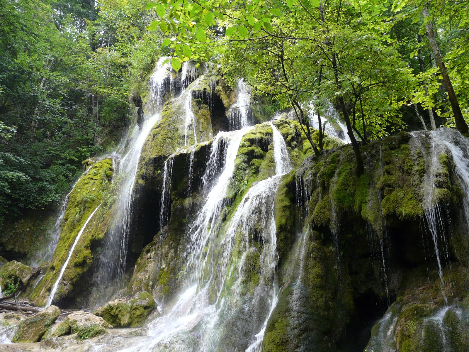 plecat de acasă: Cascada Beușnița sau minunea în trepte de tuf calcaros