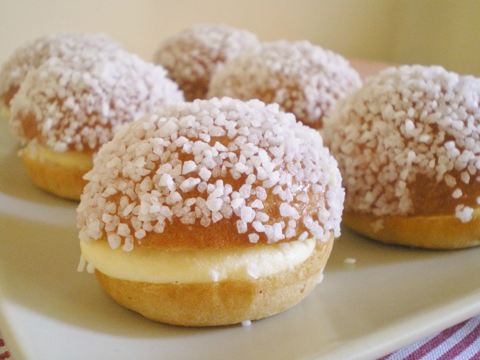 LES METS TISSÉS: Cuisine d'ici et d'ailleurs: MINI TROPÉZIENNES BRIOCHÉES