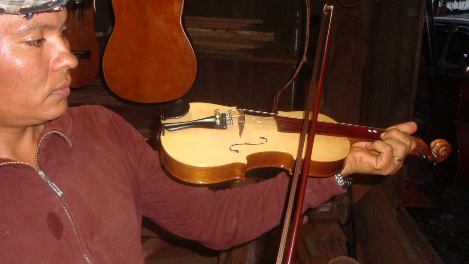 Sueños del Caribe: EL FABRICANTE DE INSTRUMENTOS MUSICALES