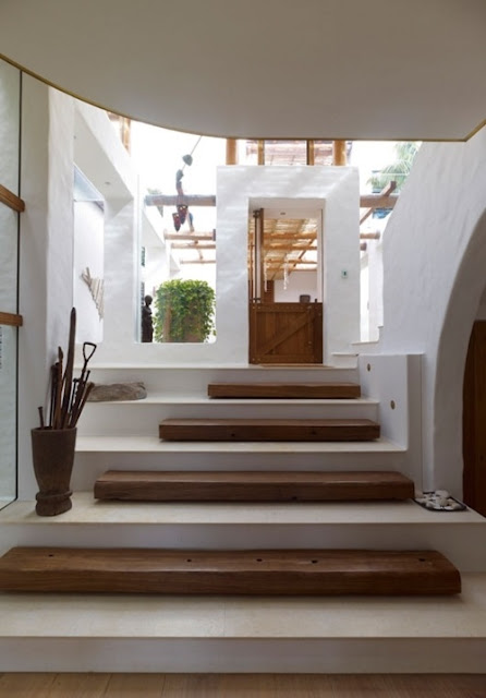 702 Hollywood: White Stairs
