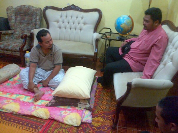 Foto menarik,Raja duduk dilantai,rakyat duduk di kerusi. | SISI BUKIT