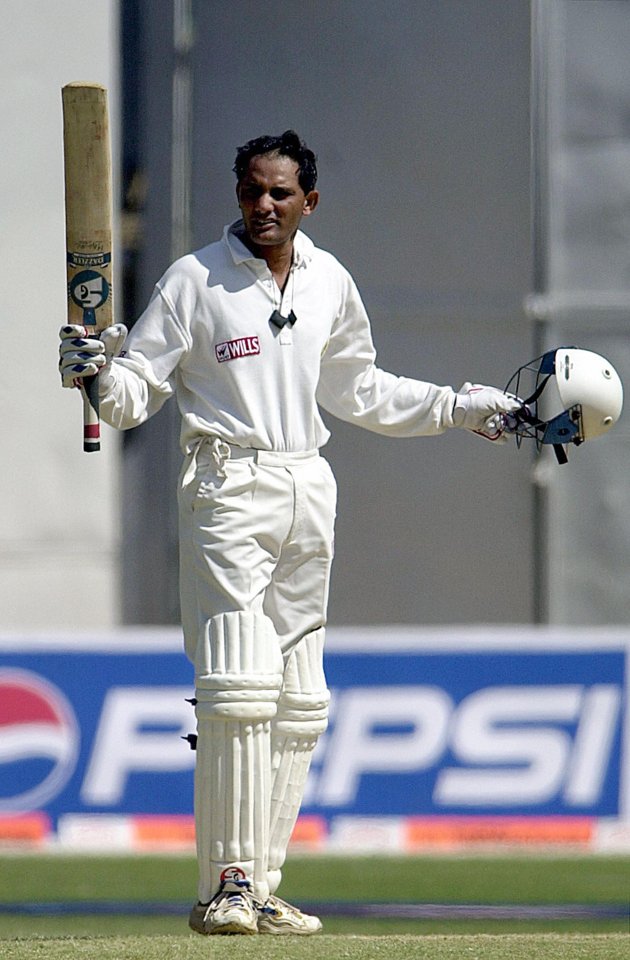 Cricket Gloden Moments: Indian Batsman Muhammad Azhar-ud-din raised his ...