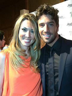 David Chocarro dirige los besos de su esposa con un actor - Telenovelas