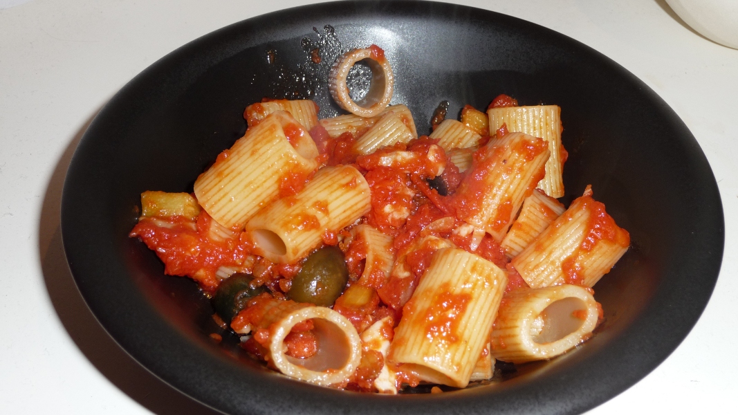 Pasta filetti di merluzzo, melanzane e olive ~ Rosso Crema
