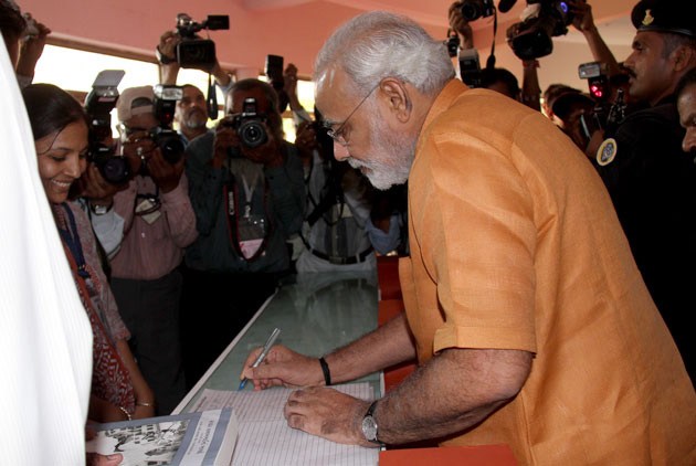 Narendra Modi is a Left Hander - Republic