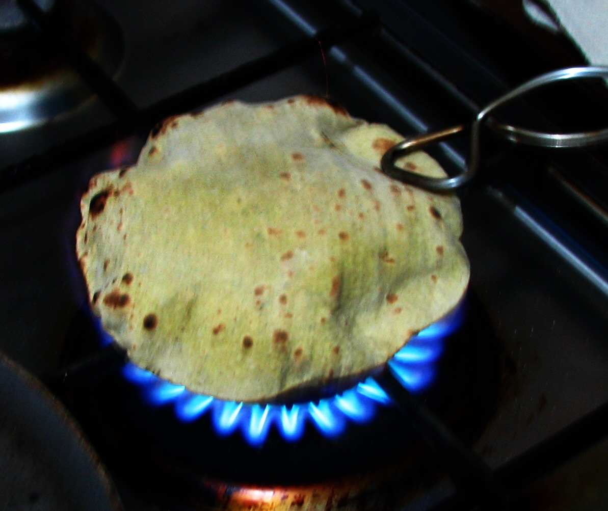 Ladle, Brush & Spade: Pudina Roti/Phulka (Mint Phulkas)