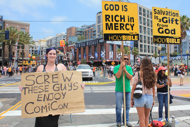 Christians Protest Comic Con AGAIN | Oh yes I am