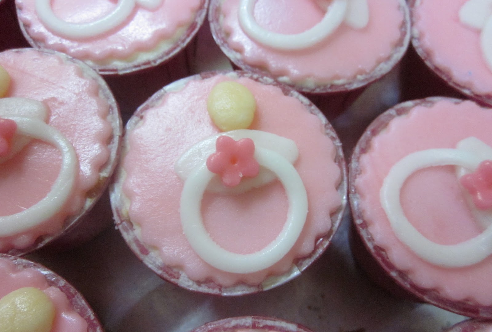 Sweet-Treatz: Baby Full moon Cupcakes