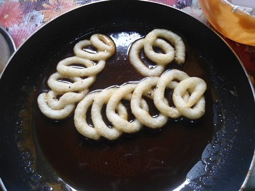 Karupatti Mittai Recipe / Cheeni Mittai Recipe / Palm Jaggery Sweets ...