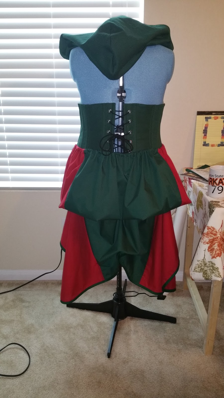 Danielle Sews: Simplicity 1091 Part 3 - Poison Ivy Bustle