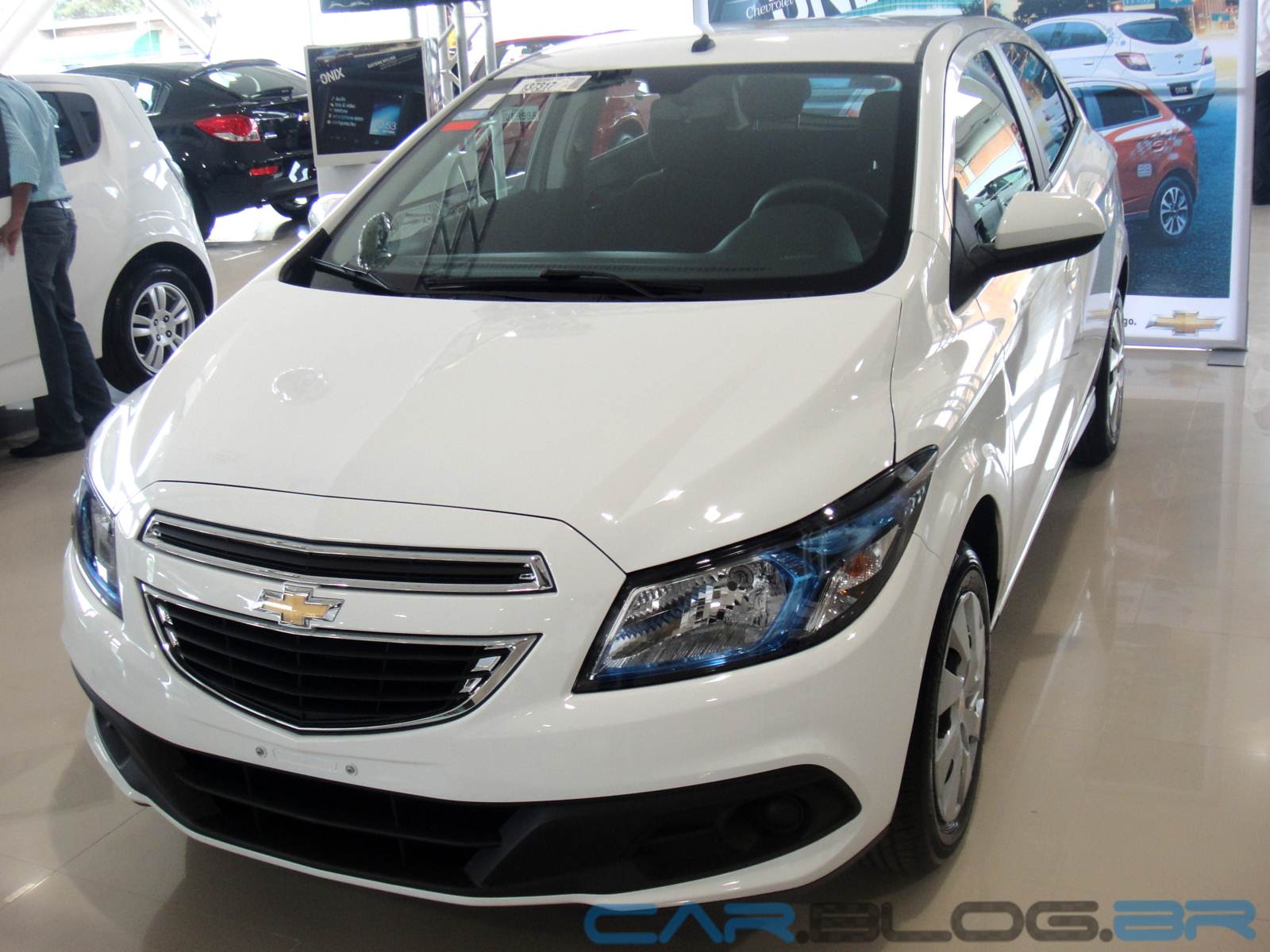 Chevrolet Onix Branco Summit - fotos e vídeo