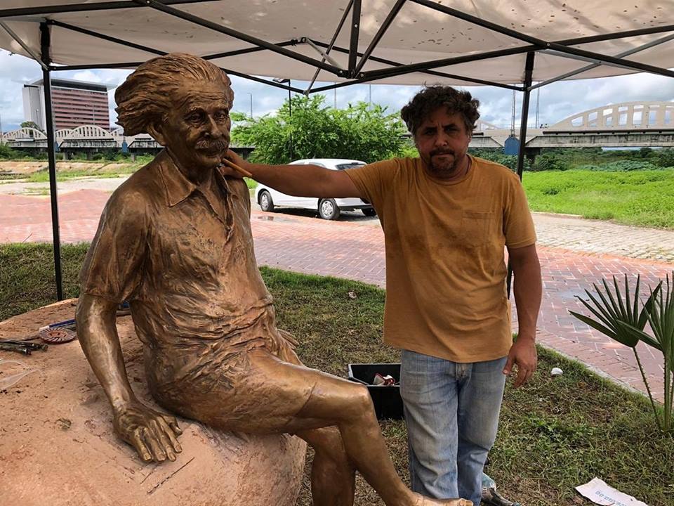 Escultura do cientista Albert Einstein chega a Sobral - sobral.com