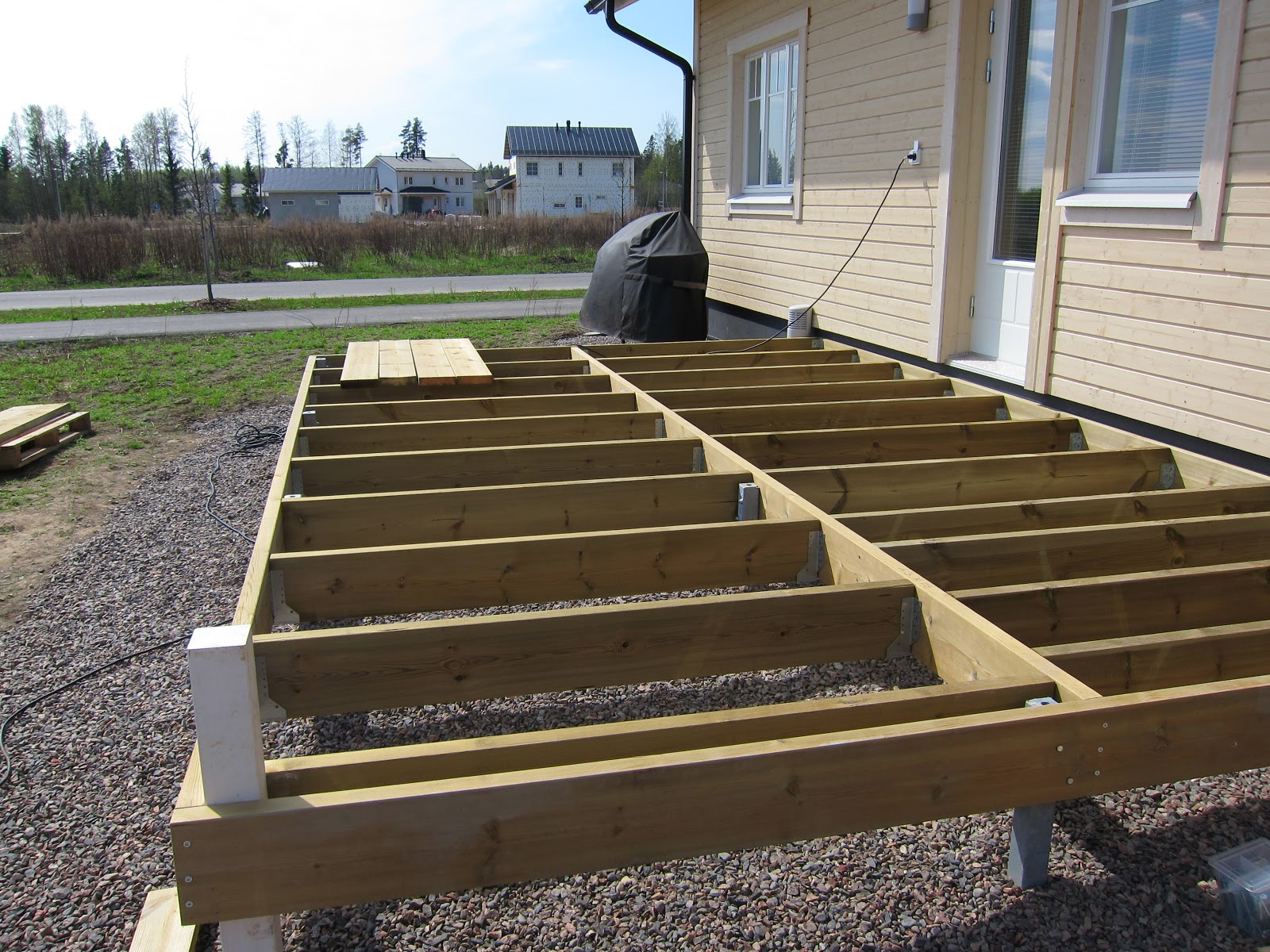 Perhosniitty: Terassia ja taimia