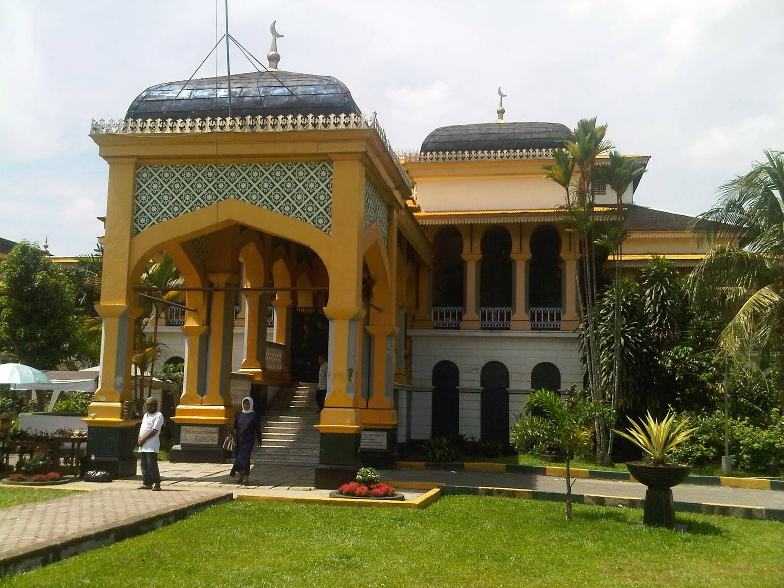 Amazing Holiday : Istana Maimun Medan