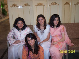 Pakistani girls group Pictures | Cellular Phone