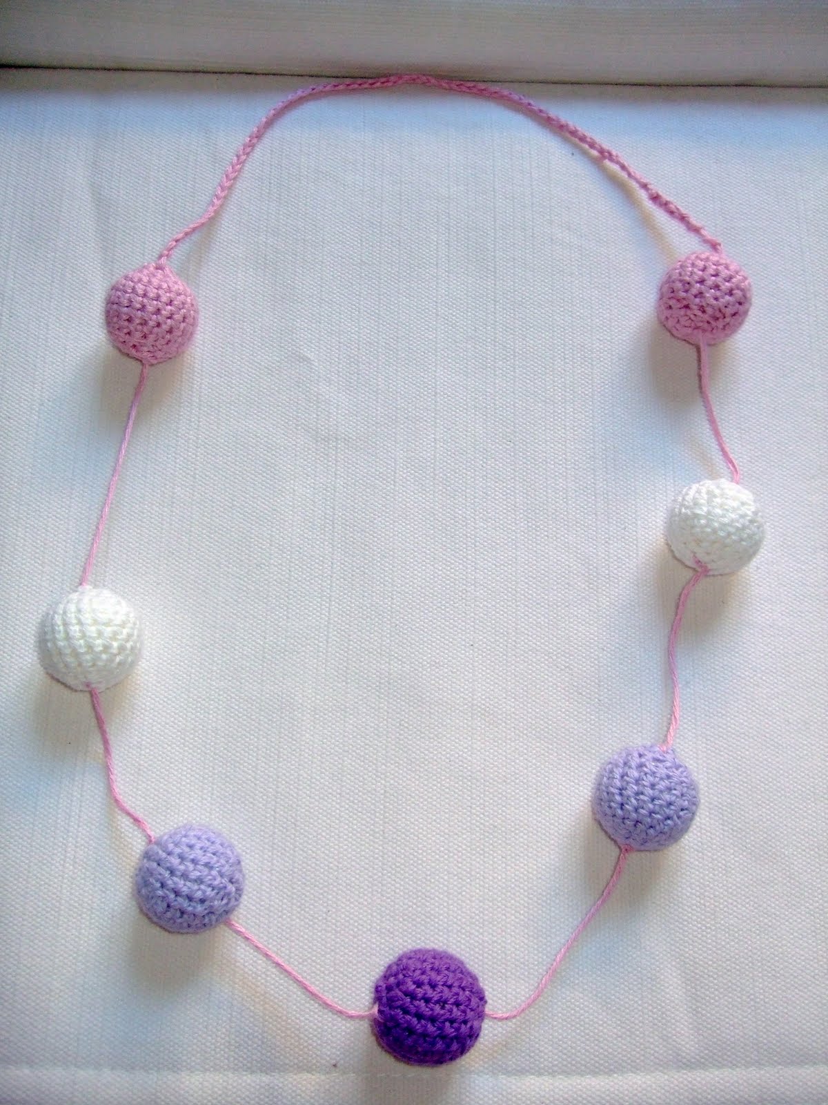 Il blog di Laura: Collana di palline all'uncinetto