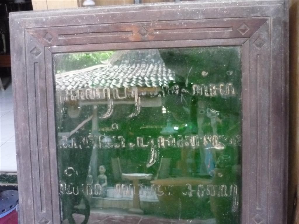 Barang Antik - Hiasan Kaca Aksara Jawa