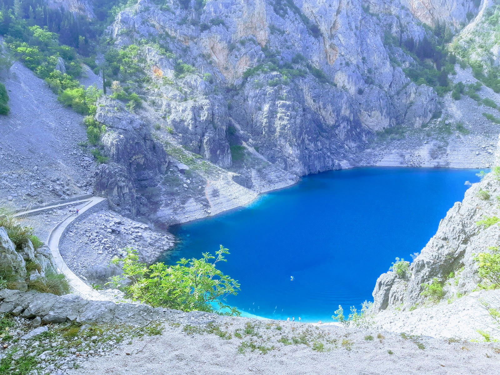 Modro jezero- vrlo blizu Imotskog, uz sam rub grada, nalazi se Modro ...