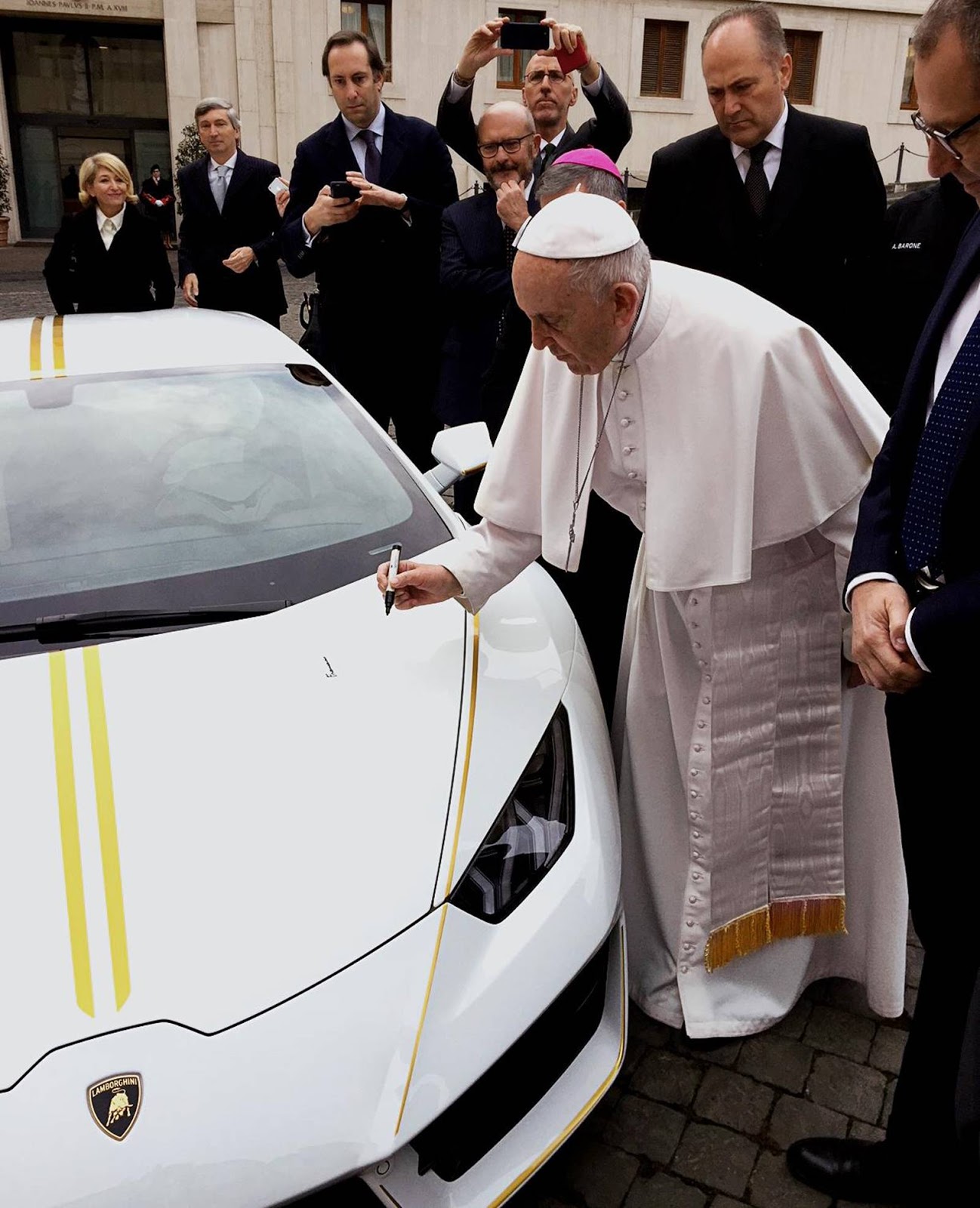 Papa Francisco ganha um Lamborghini Huracán RWD