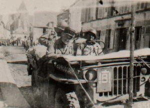 SOUVENEZ-VOUS 44: LE CAPITAINE RAYMOND DRONNE ET SA JEEP