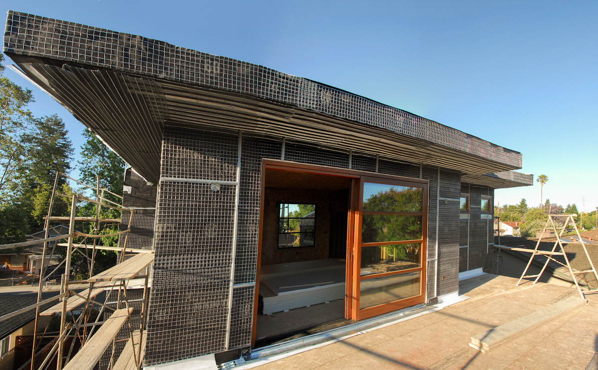 ROBOKOO: Stucco preparation: regelts and wire mesh.