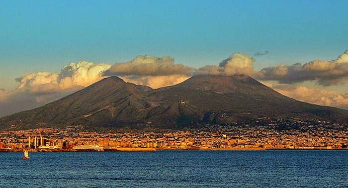 The Mount Vesuvius: One of the most active volcano with ancient ...