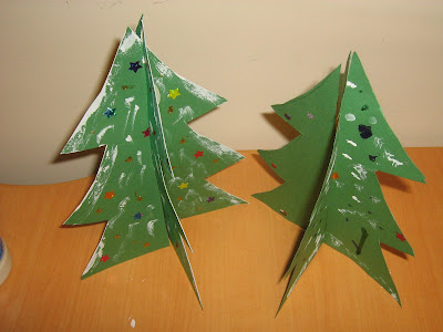 Mama Pea Pod: {Standing Paper Christmas Trees}