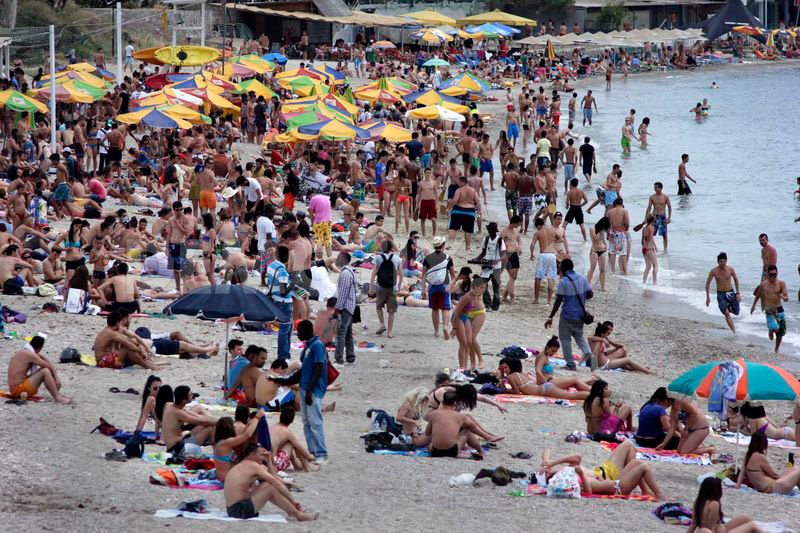 Early warm weather leads people to the beaches of Athens | Epoca Libera ...