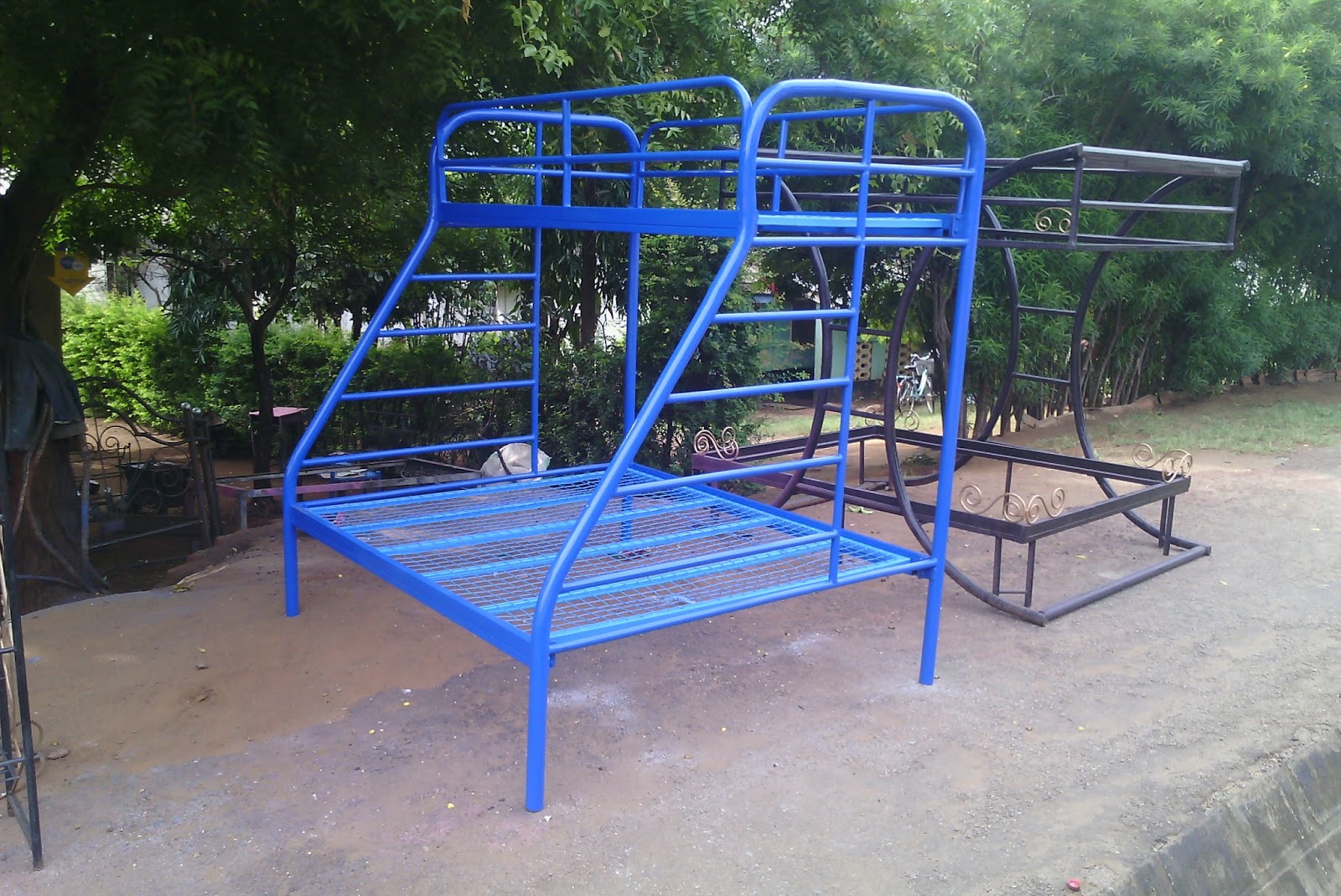 FUNDICHAPAKAZI: Vitanda vya chuma katika rangi na maumbo tofauti tofauti