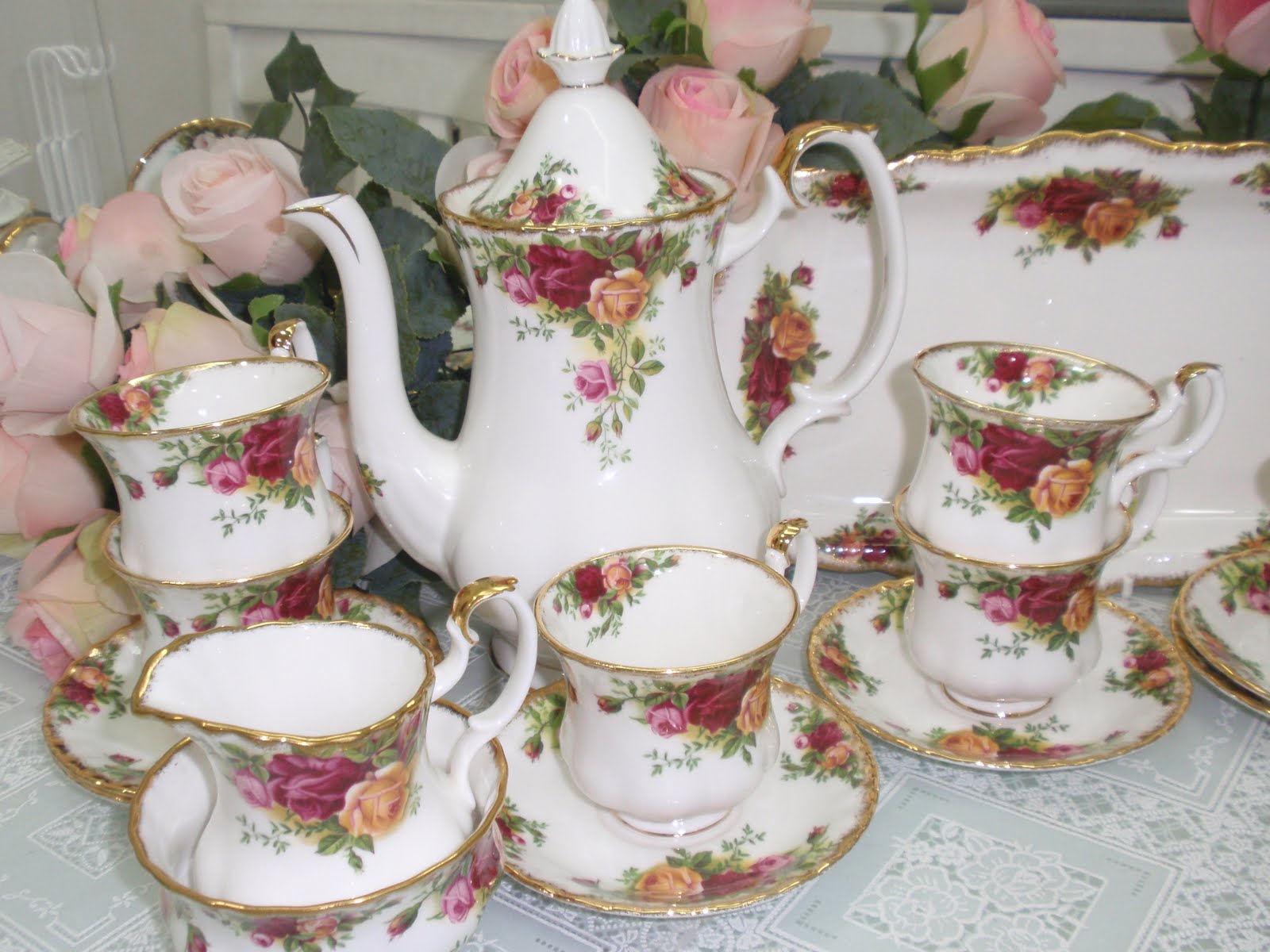 Lovely Treasures from English Garden: Royal Albert Old Country Rose England
