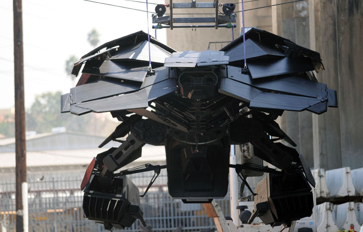 New LA Set Photos of Batman Piloting the Batwing & an Angry Selina Kyle ...