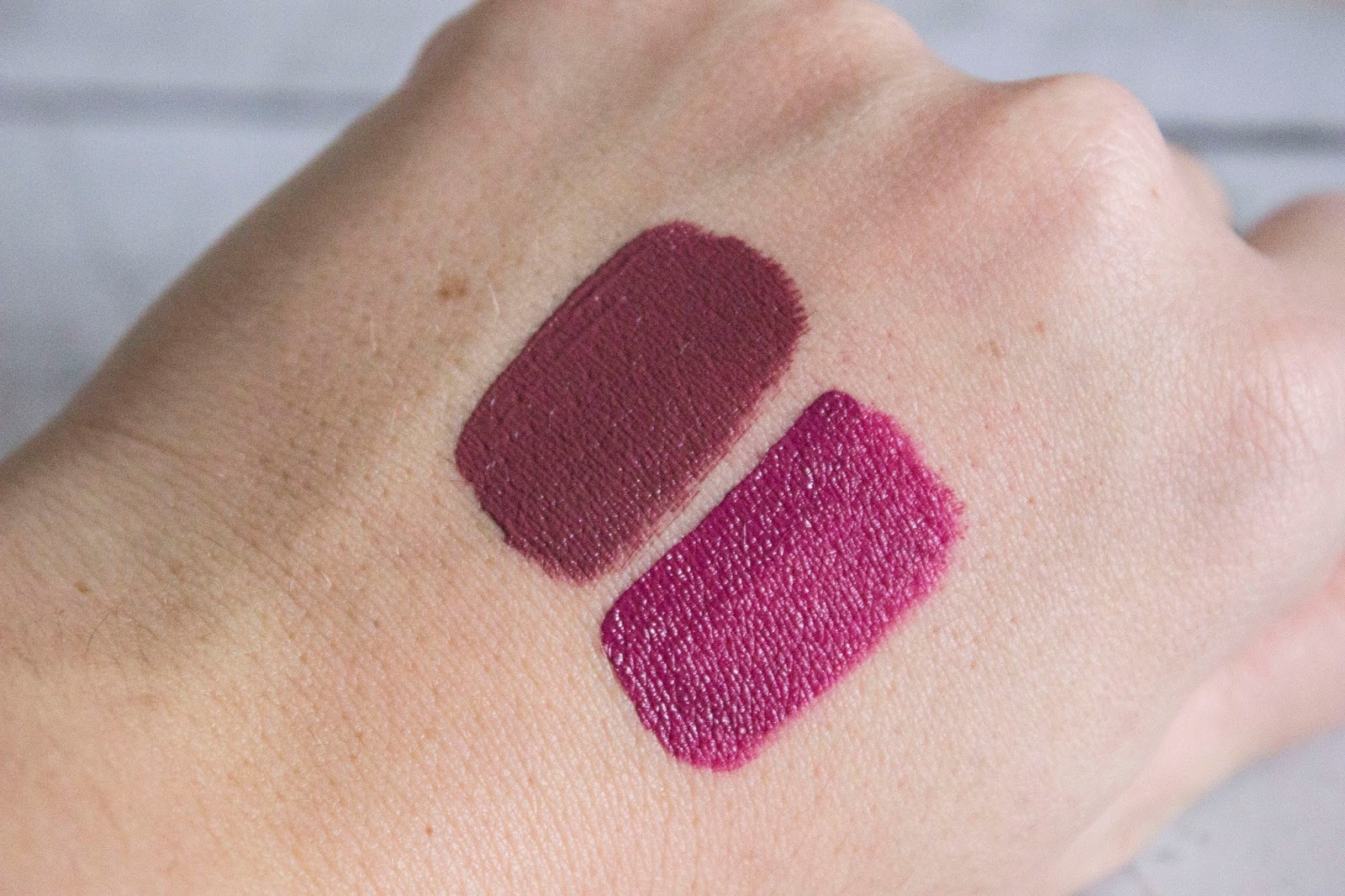 Trois nouvelles teintes des Rouge Sans Transfert de Sephora sur le banc ...
