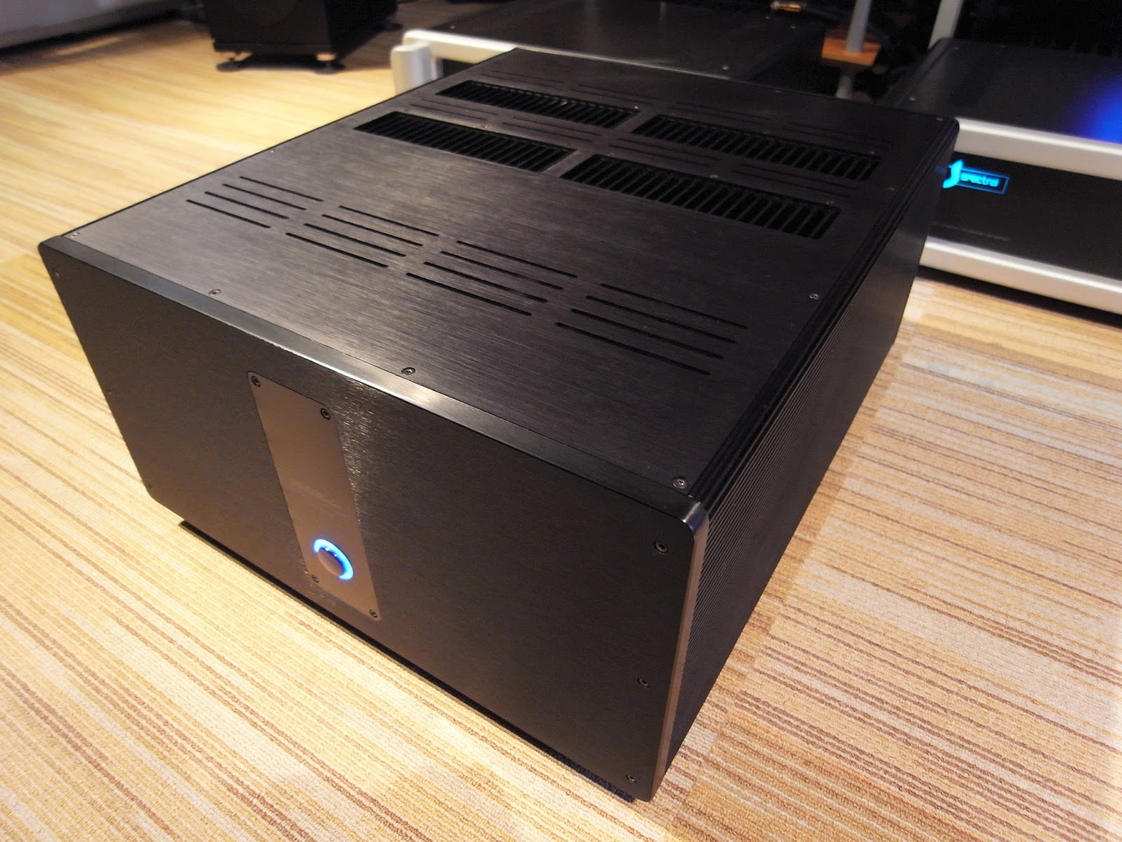 SIS AUDIO BLOG: 中古品情報 展示処分 KRELL EVOLUTION 402e（Black）