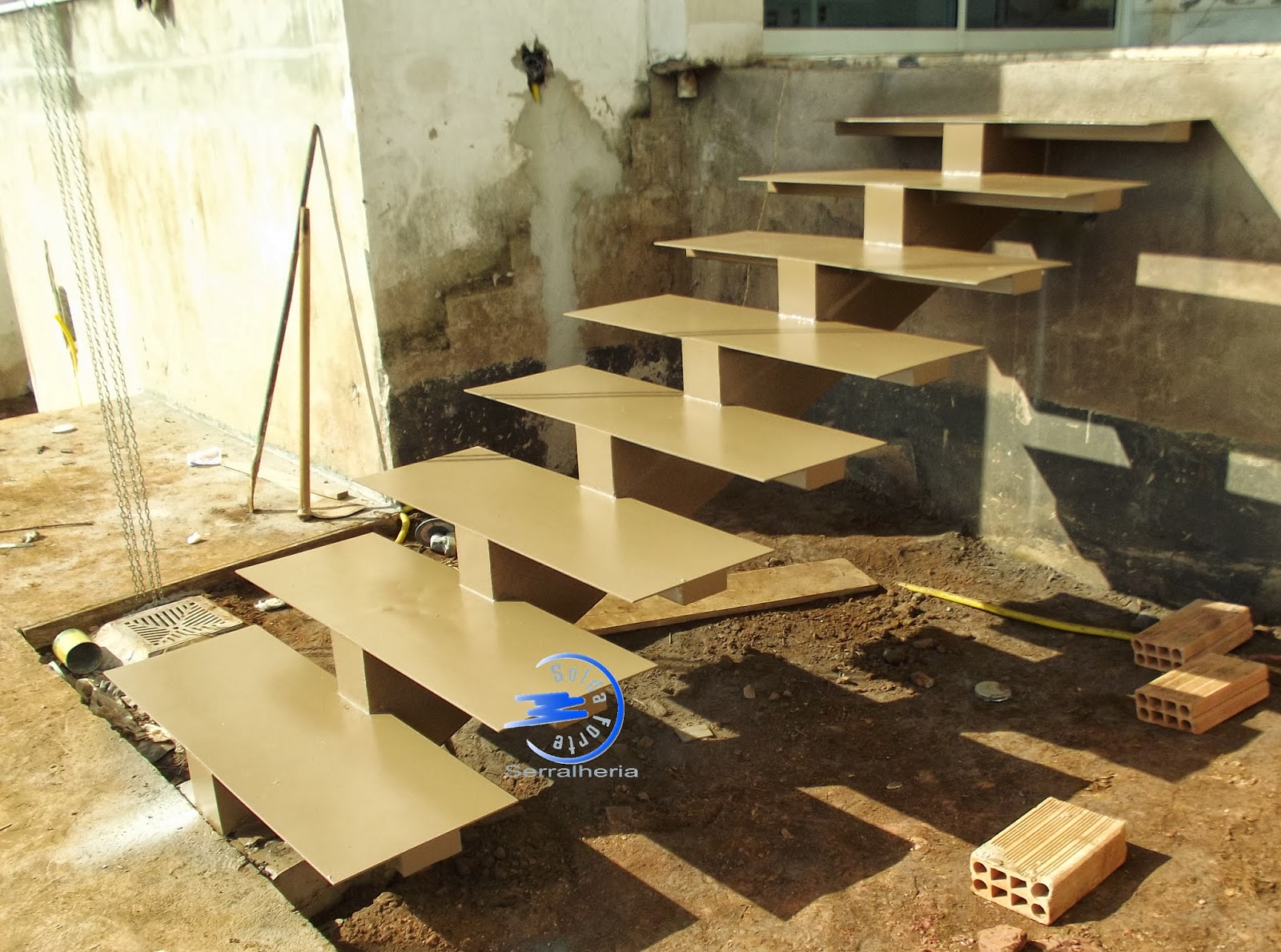 Serralheria de Acabamento Fino: Escadas Viga Central