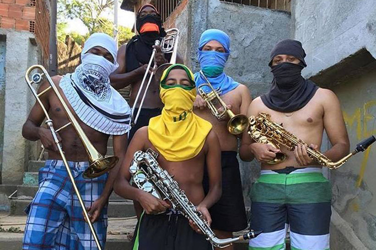 Mostra Reúne Fotos Tiradas Por Moradores De Favelas No Rio ~ Resumo