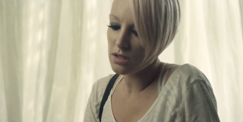 Video Premiere: Emma Hewitt - Colours