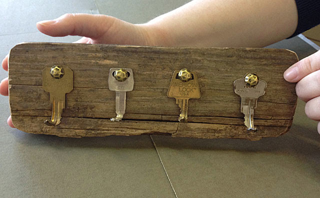 DIY Key Rack From Old Keys The Idea King diy-key-rack-from-old-keys-the-idea-king