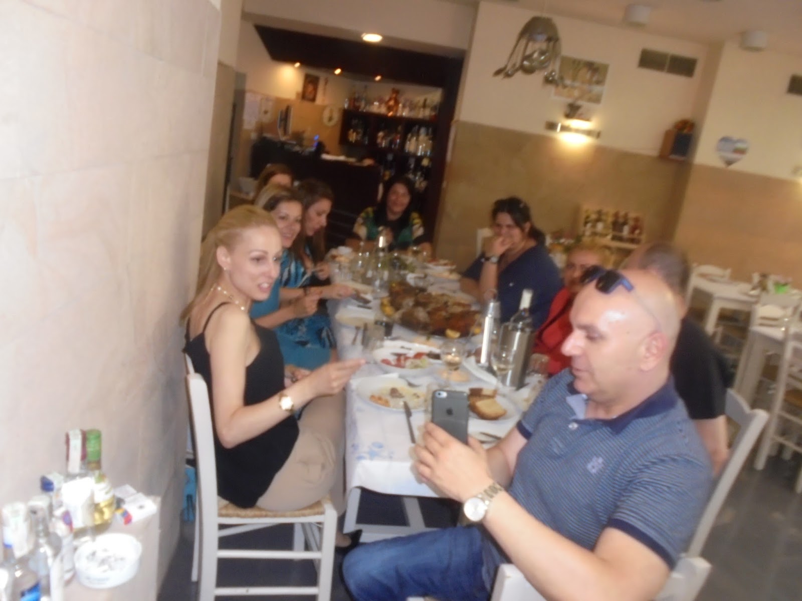 ANGELIKI`S GREEK TAVERNA. BG: ΕΛΛΗΝΙΚΟ ΤΡΑΠΕΖΙ ΜΕ ΚΑΛΟΥΣ ΦΙΛΟΥΣ ΤΟ ΜΑΚΗ ...