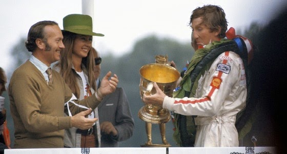 MUJERES CON ESTILO UNICO: NINA RINDT - POLE POSITION