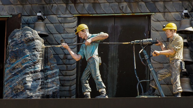 Francuskie idiomy i wyrażenia: Co znaczy être entre le marteau et l'enclume