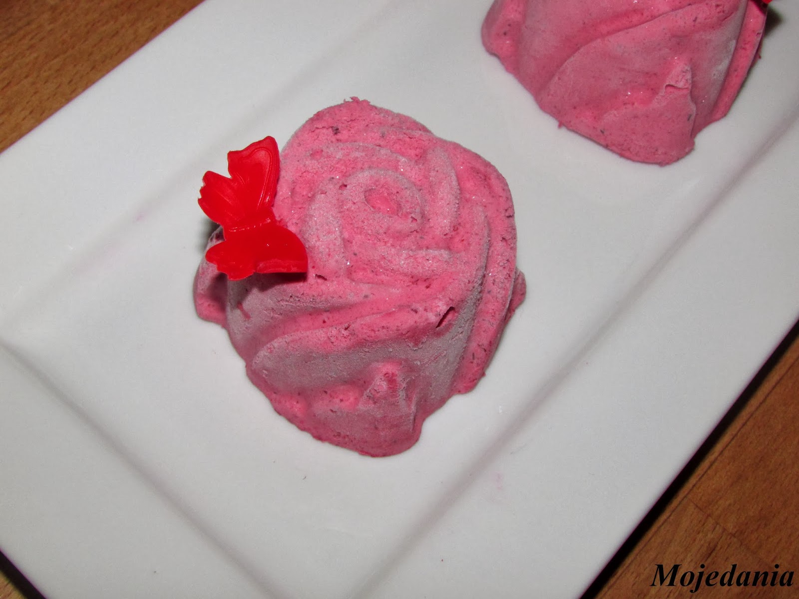 Roses en mousse de fruits rouges. ~ Mojedania