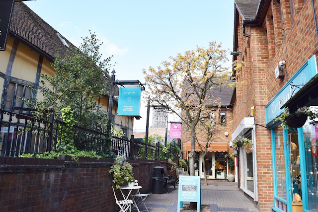 VISITING SHAKESPEARE'S ENGLAND - A Life With Frills