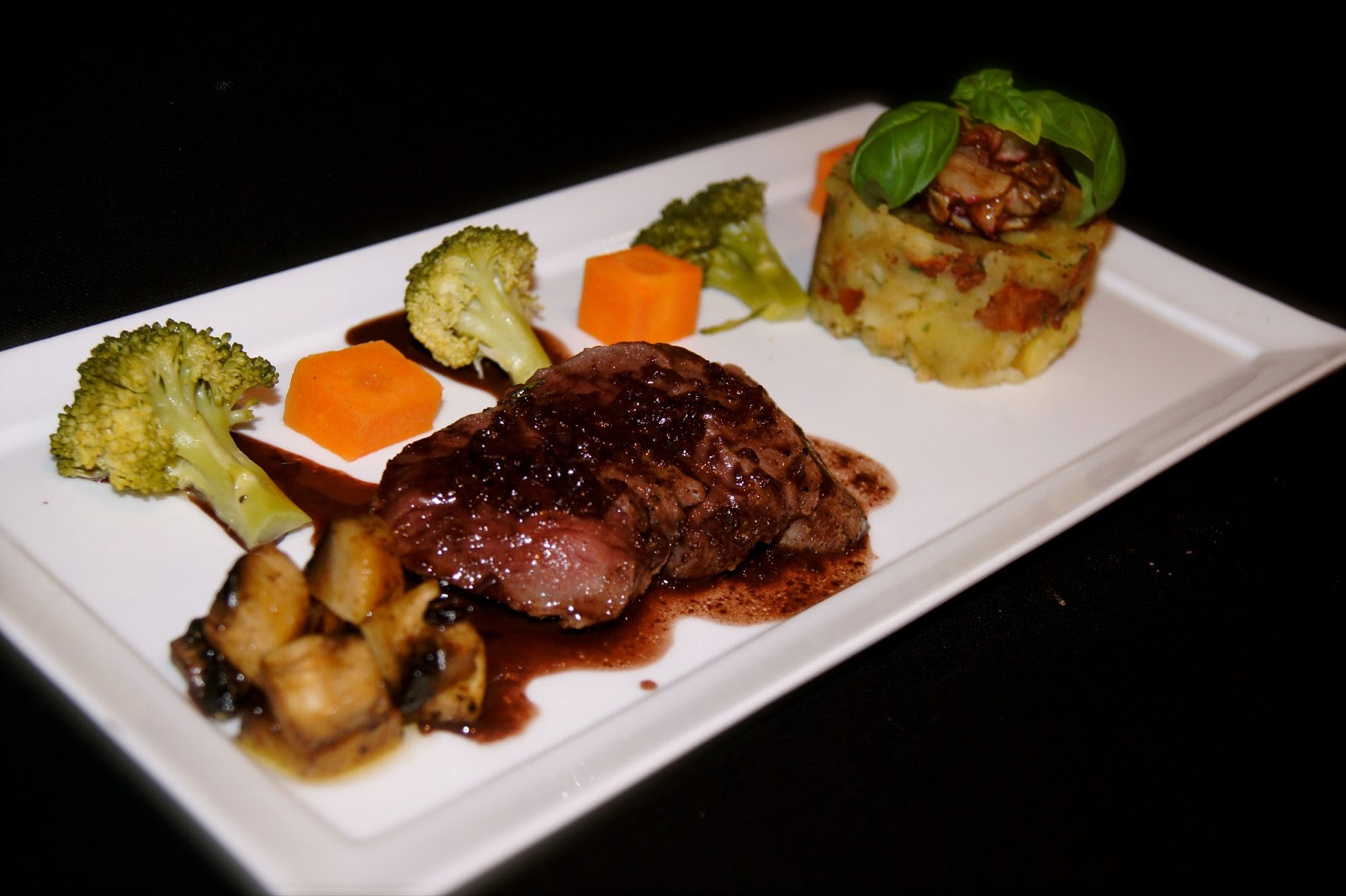 Camillas mat & kakedesign: Hjortebiff med sjokoladesaus.