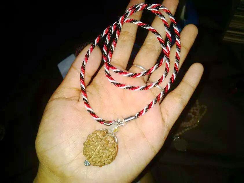 Cerita Hindu : Gelang benang Tridatu.